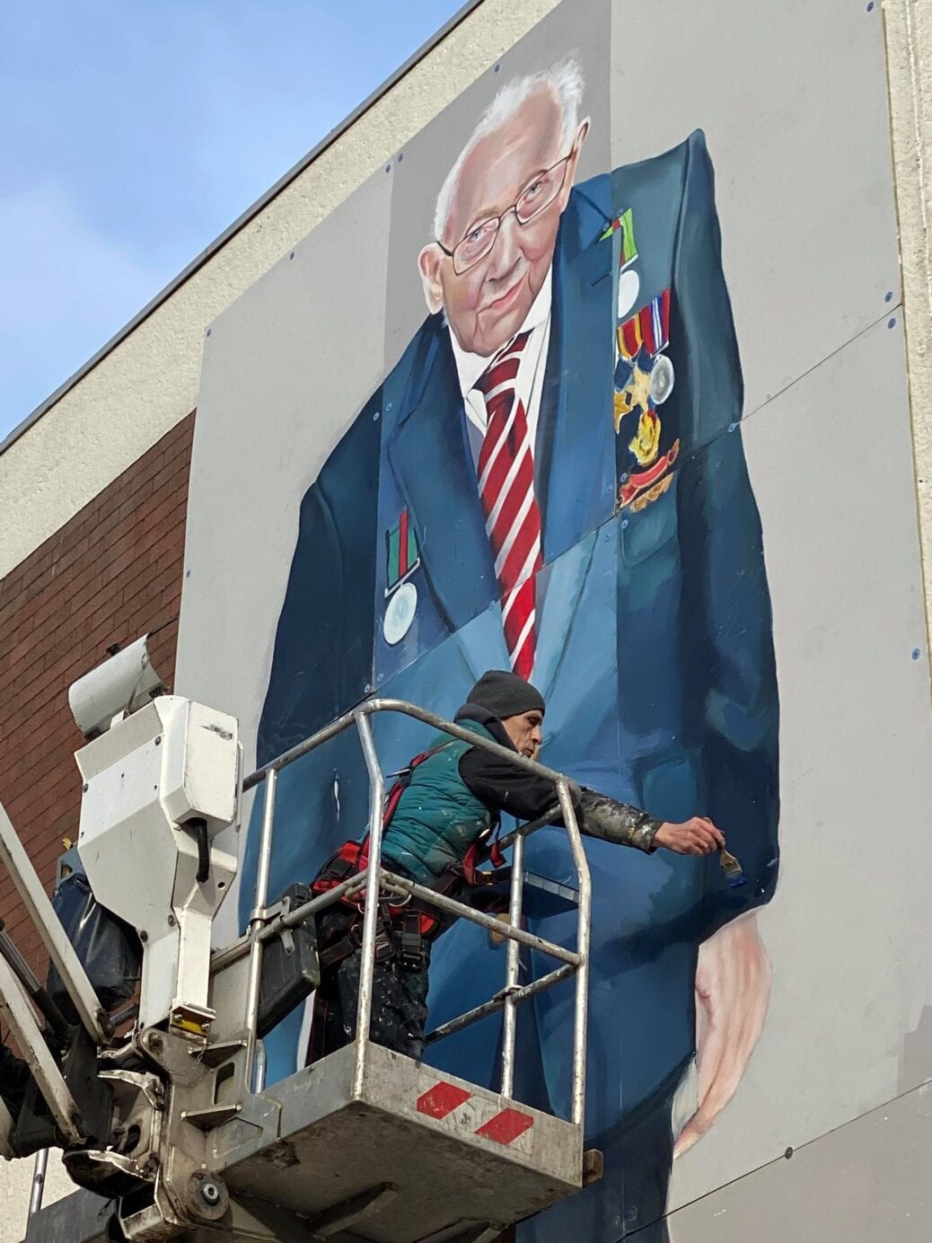 Artist who created the world’s biggest Captain Sir Tom Moore mural here ...