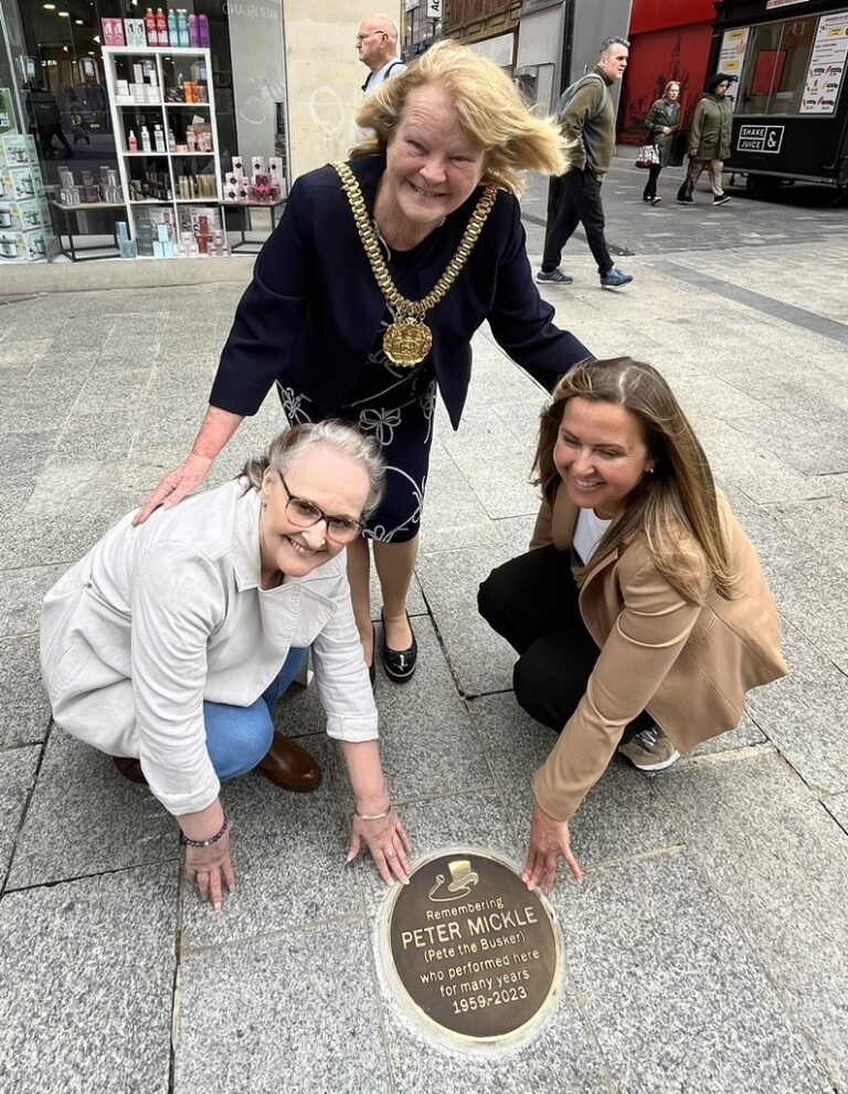 Plaque unveiled to commemorate Pete the Busker in the city centre spot ...
